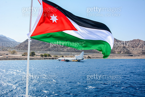 Airplane in red sea - Lockheed 이미지 (1181870321) - 게티이미지뱅크