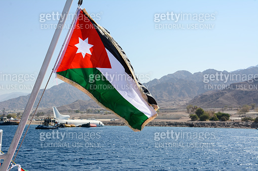 Airplane in red sea - Lockheed 이미지 (1181870494) - 게티이미지뱅크