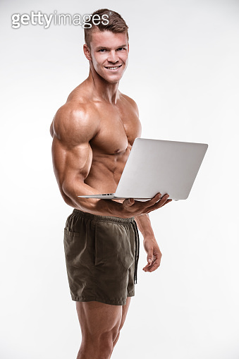 Muscular bodybuilder with laptop 이미지 (1158269373) - 게티이미지뱅크