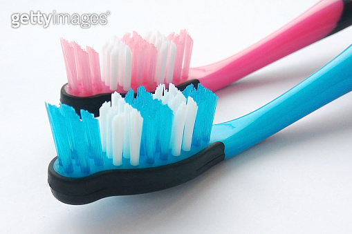 Pink and blue toothbrushes on white background 이미지 (1133834697) - 게티이미지뱅크
