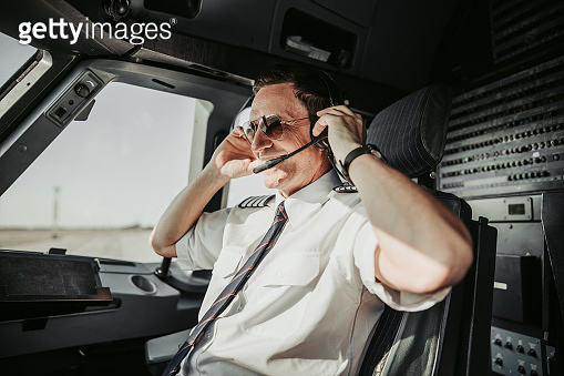 Smiling Caucasian adult pilot is welcoming passengers (1171402211) - 게티 ...