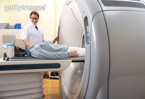 Young lady getting CT scan procedure at modern clinic (1167655763) - 게티 ...