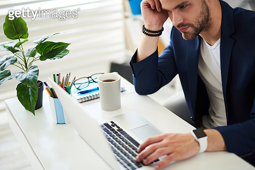 Focused male finishing task at computer 이미지 (1141621069) - 게티이미지뱅크