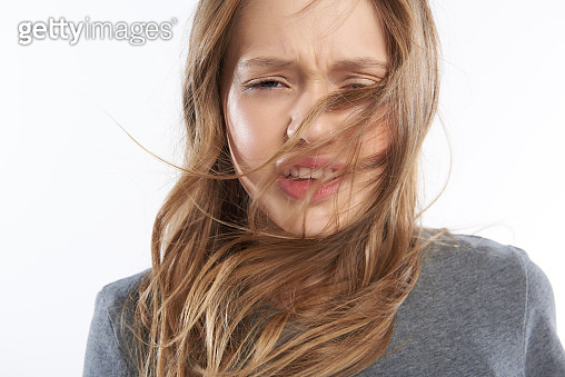 Teen girl with hair locks on her face suffering from strong wind 이미지 ...