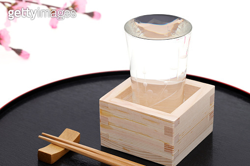 Japanese wooden box masu with sake 이미지 (1096729582) - 게티이미지뱅크