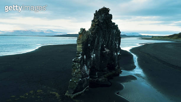 Hvitserkur - iconic sea stack on volcanic black beach. Aerial view 이미지 ...