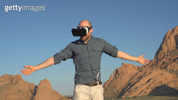 Man opening arms on Namibian dunes. Exploring virtual reality 이미지 ...