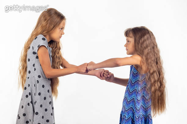 Two Girls Fight Grabbing Each Others Fists 이미지 1166661454 게티이미지뱅크