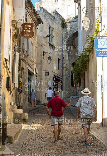 Tourists in the cobbled streets of Saint Emilion. France. 이미지 ...
