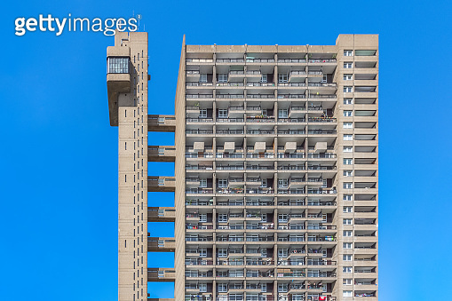 London high rise tower block showing exterior and balconies 이미지 ...