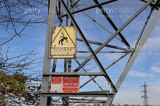 Pylon danger sign and high voltage power line 이미지 (1187064034) - 게티이미지뱅크