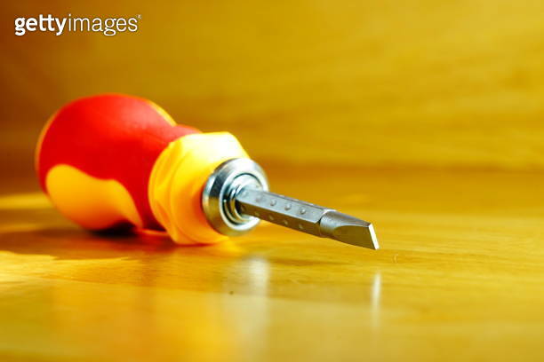 Yellow and Red screwdriver 이미지 (1194992668) - 게티이미지뱅크