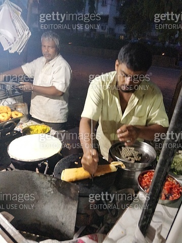Chef making masala dosa or dosai on a frying pan 이미지 (1180803476) - 게티이미지뱅크