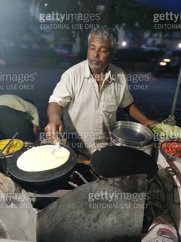 Chef making masala dosa or dosai on a frying pan 이미지 (1180803449) - 게티이미지뱅크