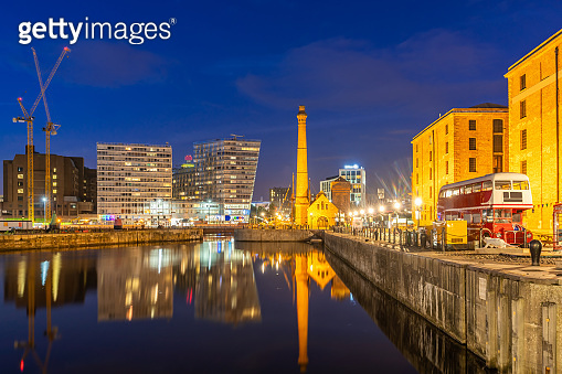 Liverpool Skyline Pier head sunset 이미지 (1145880112) - 게티이미지뱅크