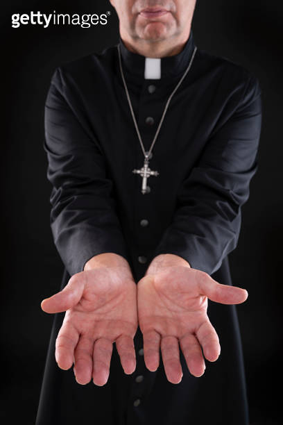 Priest open hands showing palms with cassock 이미지 (1189921052) - 게티이미지뱅크