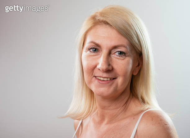 Studio portrait of blonde hair 60 year old healthy woman 이미지 ...