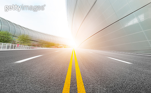 Large arc-shaped buildings and highways in the city 이미지 (1127521246 ...