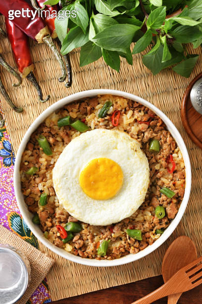 Stir fried minced pork with holy basil on rice (1176905915) - 게티이미지뱅크