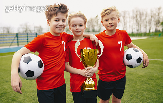 Happy Sports Soccer Team Players Holding Trophy. Winners of Youth Football Tournament 이미지 ...
