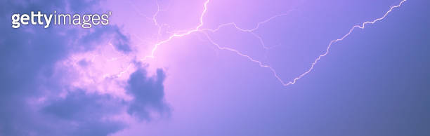 Bright branched lightning bolt high up in the sky 이미지 (1172289669) - 게티 ...