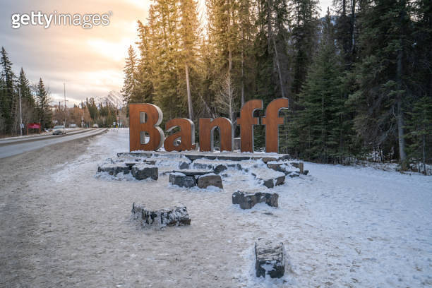 Welcome to Banff sign in Banff town, Canada 이미지 (1165302838) - 게티이미지뱅크