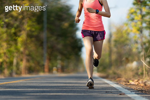 Asian woman runners she was running on the road in the morning. 이미지 ...