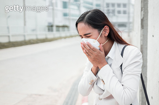 Working woman she is sneezing from poison, dust and smoke. 이미지 ...