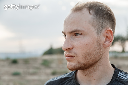 portrait of a sporty young Caucasian guy in a black t-shirt 이미지 ...