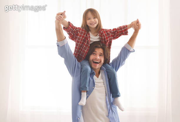 Happy daddy carrying his cheerful little daughter on shoulders 이미지 (1191434459) - 게티이미지뱅크