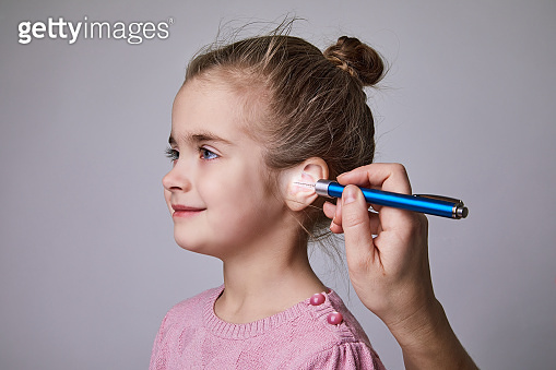 Doctor Examining Girl's Ear With Medical flashlight pen. 이미지 ...