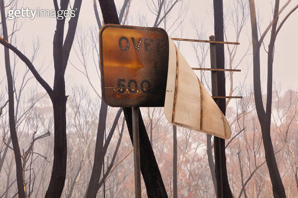 A road sign burnt by bushfire in The Blue Mountains in Australia 이미지 ...