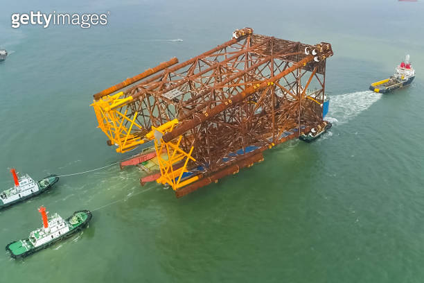Moving and transporting the supports of oil platform. 이미지 (1208826978 ...