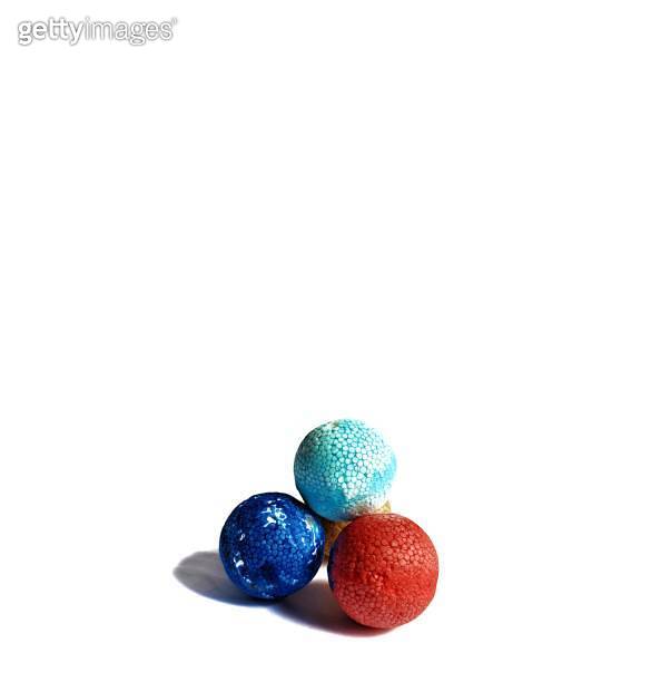 Polystyrene colored balls on white background. decorative concept 이미지 ...