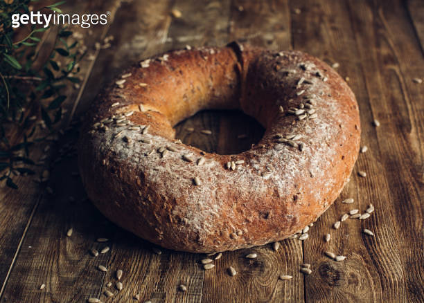 Round whole grain bread is served for dinner 이미지 (1216591767) - 게티이미지뱅크