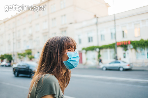 Side view portrait of young woman in disposable medical face mask 이미지 ...