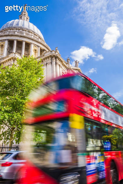 London iconic red bus zooming past St Pauls Cathedral UK 이미지 ...