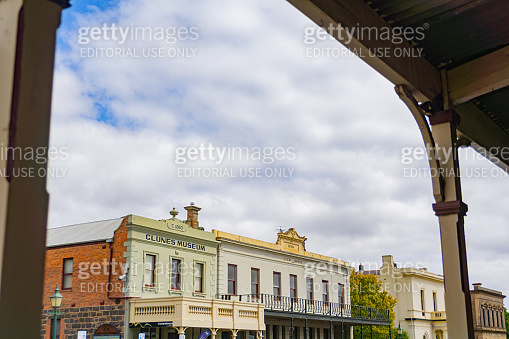 Historic buildings framed by veranda across road. 이미지 (1217712918) - 게티 ...