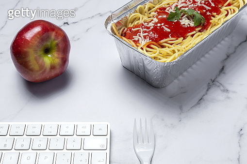 Lunch at workplace spaghetti with tomato and cheese on work table 이미지 ...