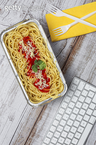 Lunch at workplace spaghetti with tomato and cheese on work table 이미지 ...