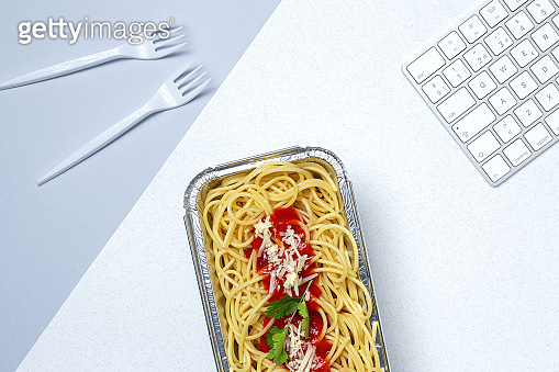 Lunch at workplace spaghetti with tomato and cheese on work table 이미지 ...