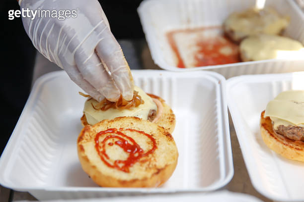 Chef making fast food burger 이미지 (1222879925) - 게티이미지뱅크