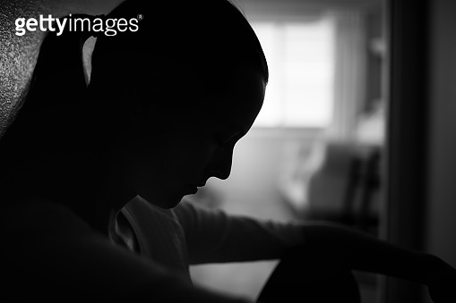 Sad woman in a dark room at home. 이미지 (1277215719) - 게티이미지뱅크