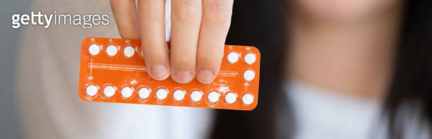 young girl with contraceptive pill 이미지 (1221036133) - 게티이미지뱅크