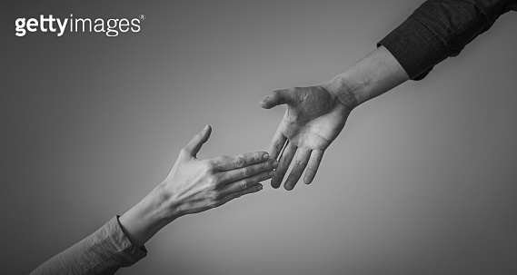 Giving a helping hand 이미지 (1217875387) - 게티이미지뱅크