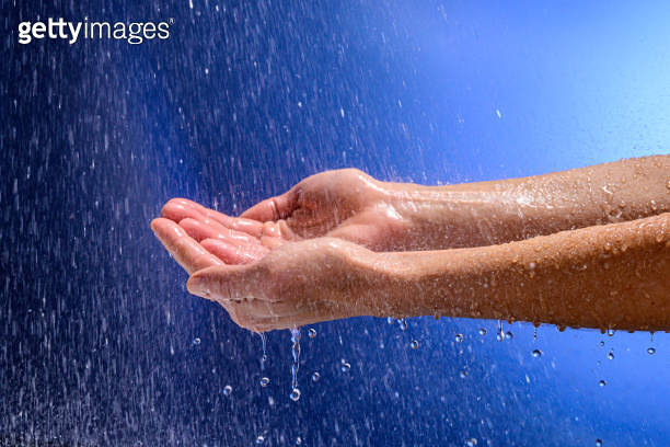 Cupped hands catching water drop 이미지 (1224128387) - 게티이미지뱅크