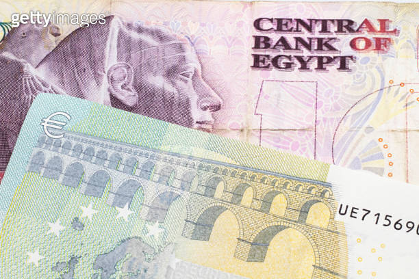 A five Euro bank note with an Egyptian pound note 이미지 (1205189182) - 게티 ...