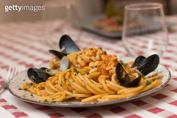 Seafood spaghetti on a restaurant table top 이미지 (1273343965) - 게티이미지뱅크