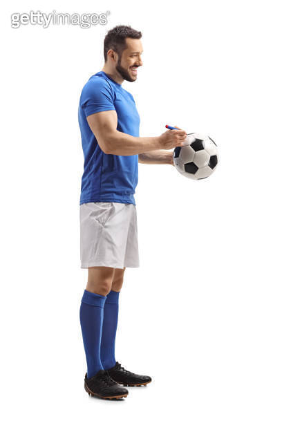 Athlete signing his autograph on a soccer ball (1256569113) - 게티이미지뱅크