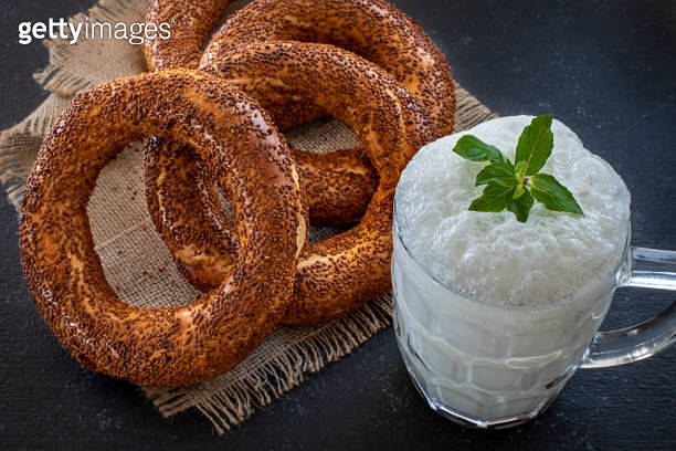 Traditional Turkish bagel simit on the table with ayran. 이미지 ...